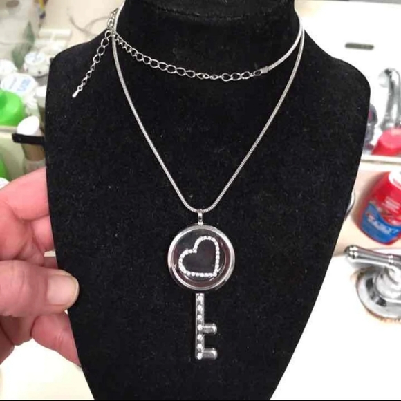 Independent | Jewelry | Floating Key Locket Necklace | Poshmark